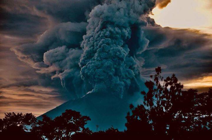 Foto-foto Gunung Agung Meletus di Bali yang Indah November 2017 ...