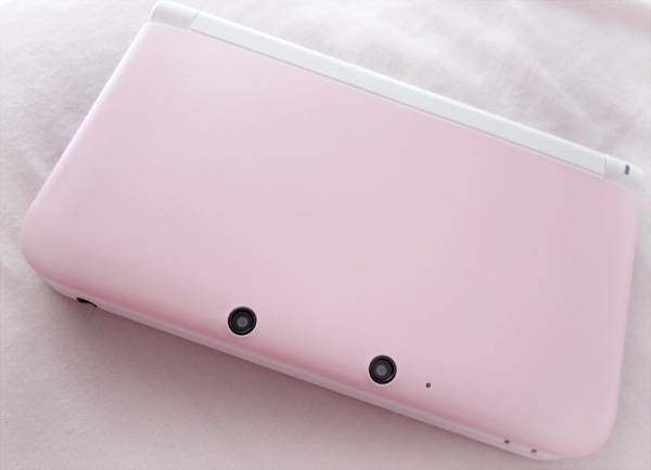Girly Gamer: A Closer Look at the Pink/White 3DS XL