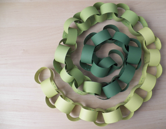 laurendy: DIY: St. Patty's Day Ombre Paper Chain Garland