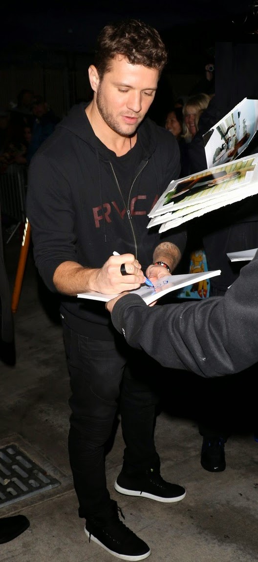VJBrendan.com: Ryan Phillippe Signs Autographs Outside Of 'Jimmy Kimmel ...