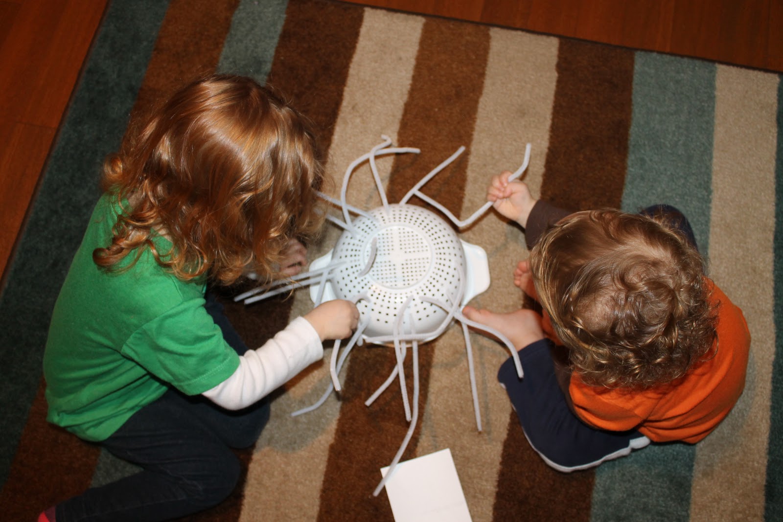 Play For a Day: Pipe Cleaners + Colander = Lots-o-Fun