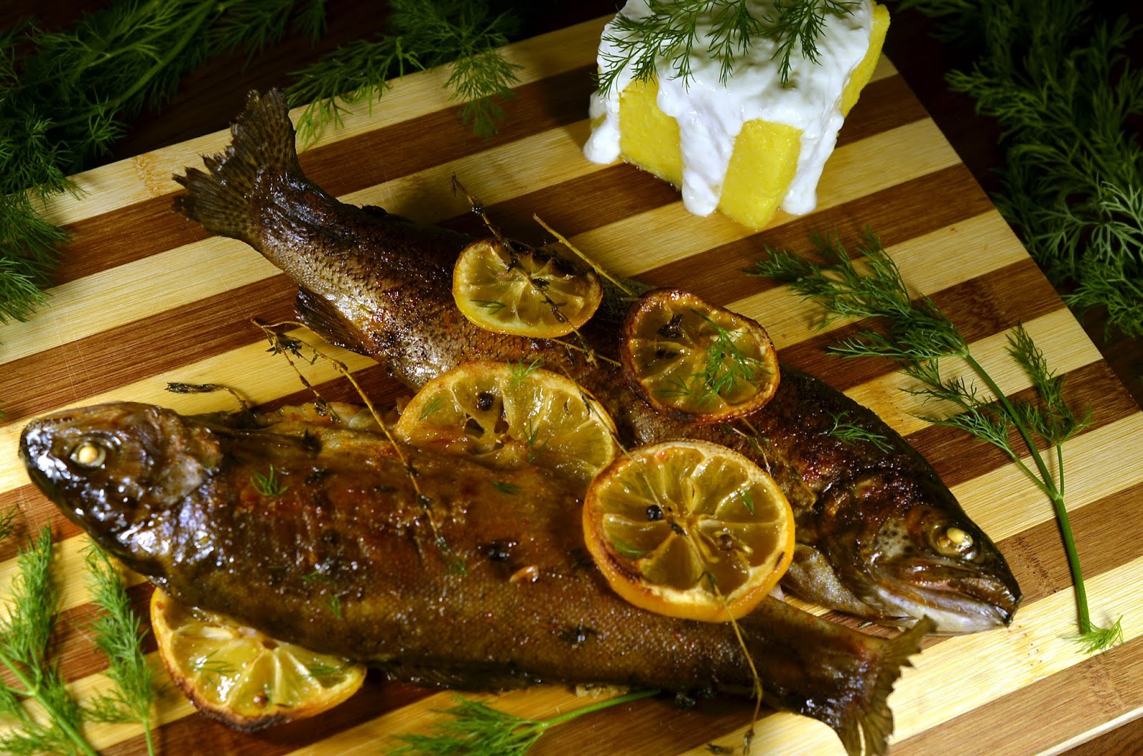 Pastrav la cuptor cu mujdei de usturoi si mamaliga