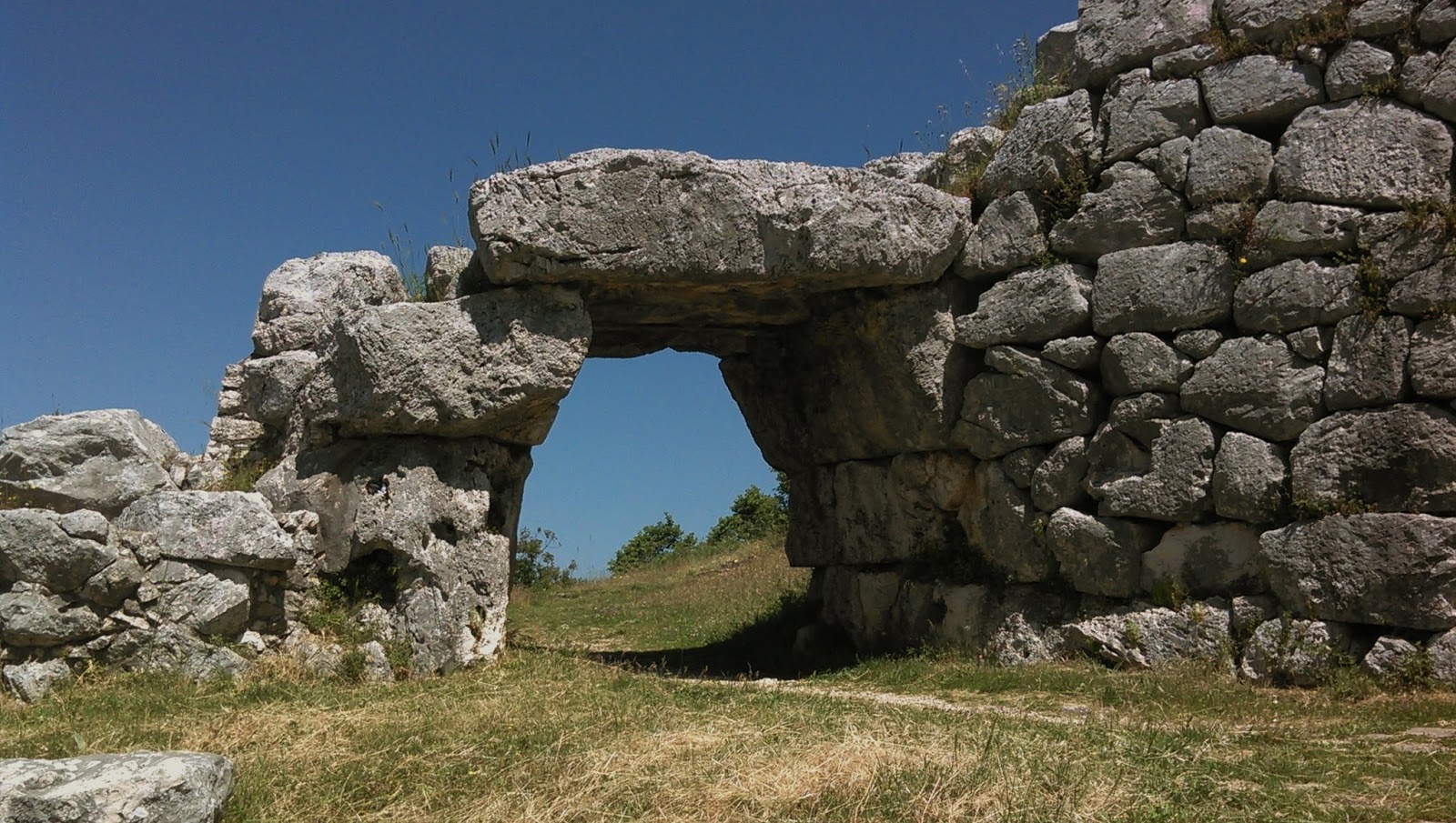 Passeggiando sui Monti Lepini: Segni. La porta saracena