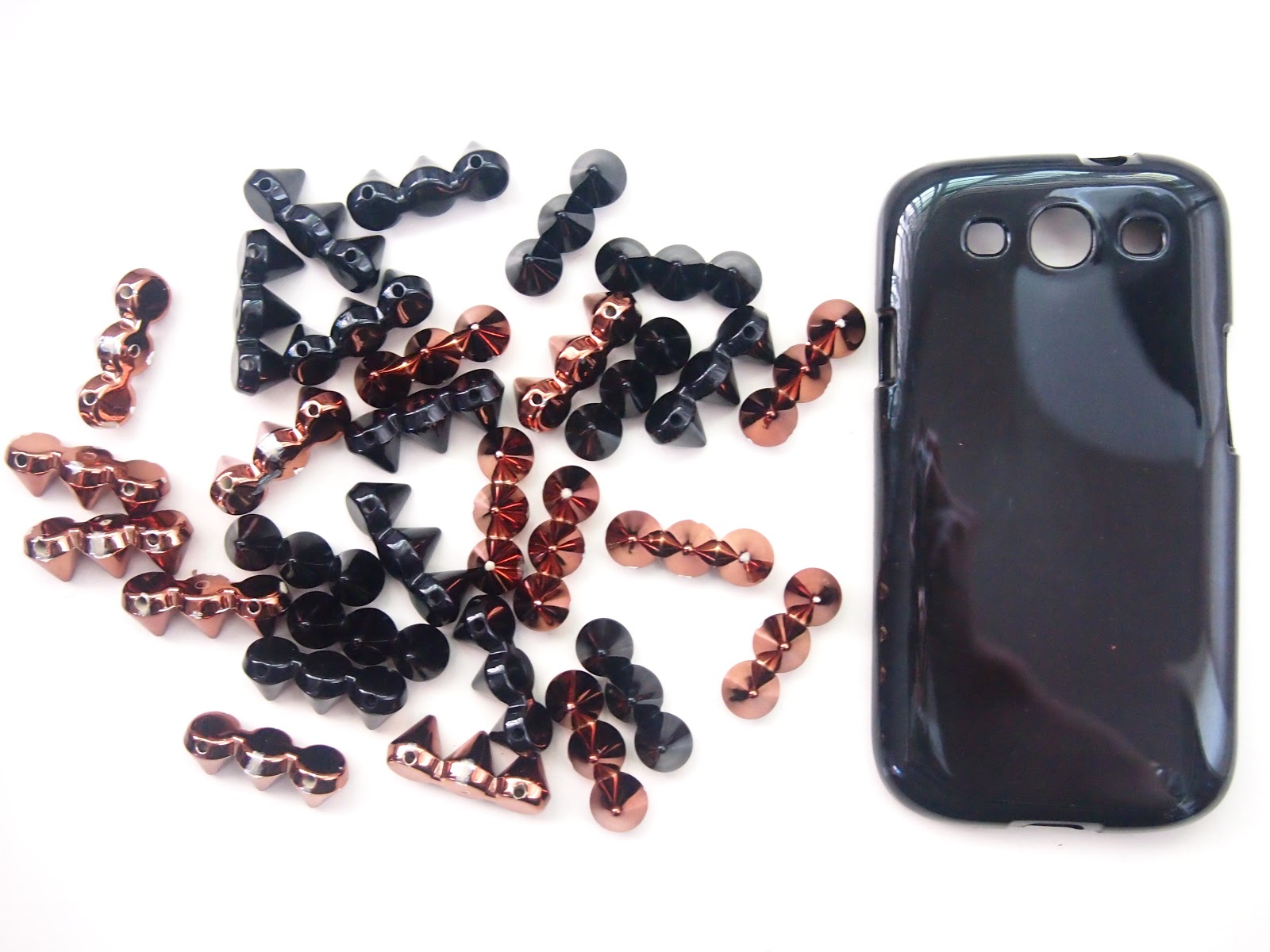 E.C.: D.I.Y : Studded Handphone Casing