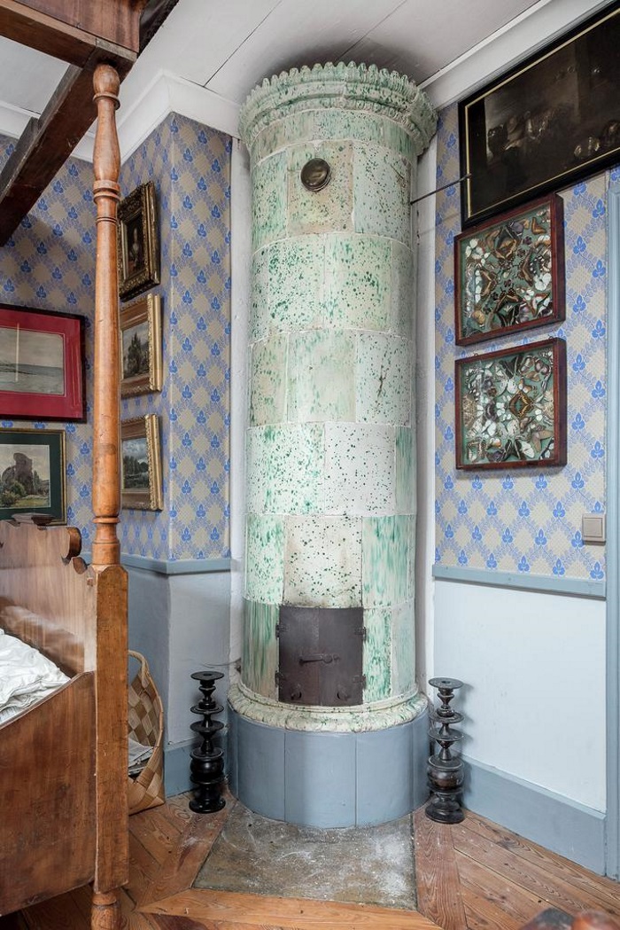 Keltainen talo rannalla: Rustiikkia ja tapetteja