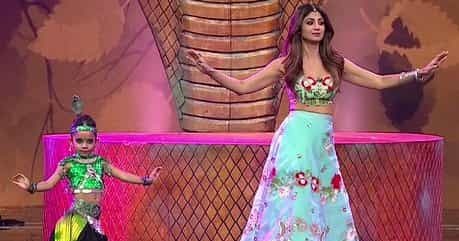 Shilpa Shetty belly Dancing with Rupsa in Super Dancer Chapter 3 Stage ...