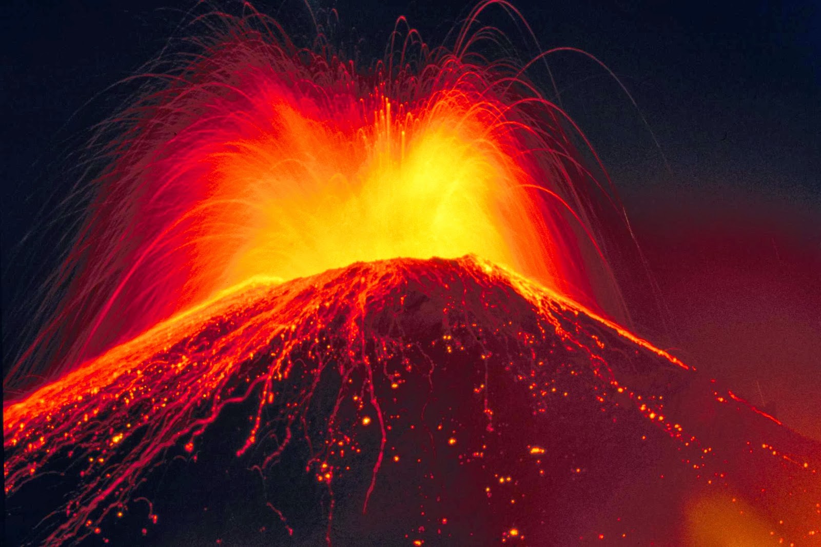Imagenes Hilandy: Fondo de Pantalla Paisaje Volcan explotando de lava