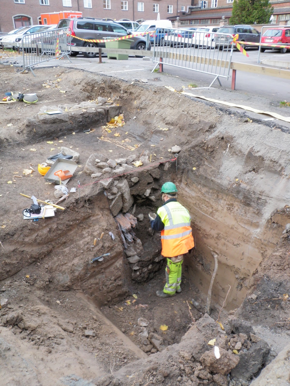 ...och bredvid huset fanns en brunn