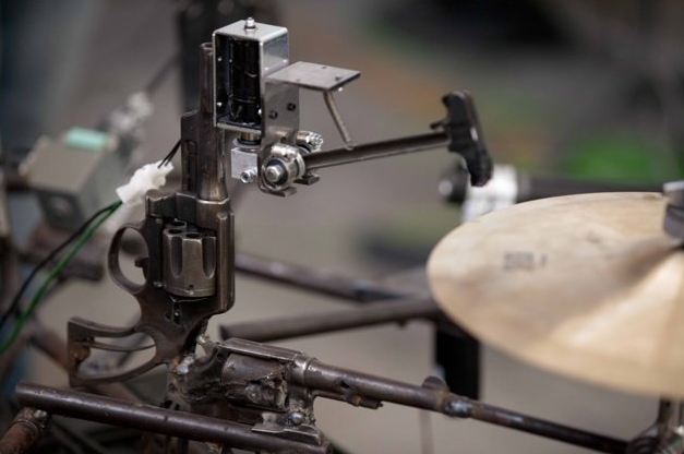 Artist Turns Guns into Musical Instruments - Campus Mercante