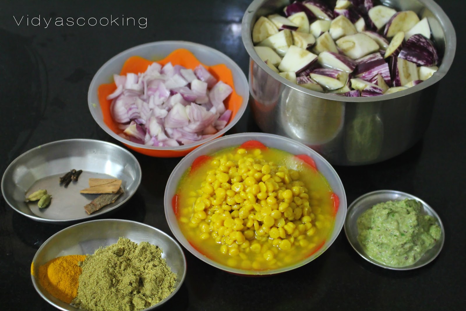 Kathirikai Kootu | Brinjal and Channa Dhal Masala Curry Recipe