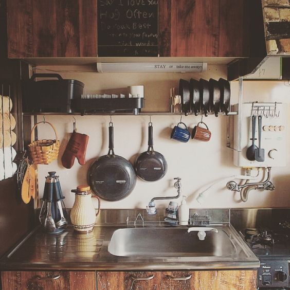 Moon to Moon: Kitchen: Open Shelves