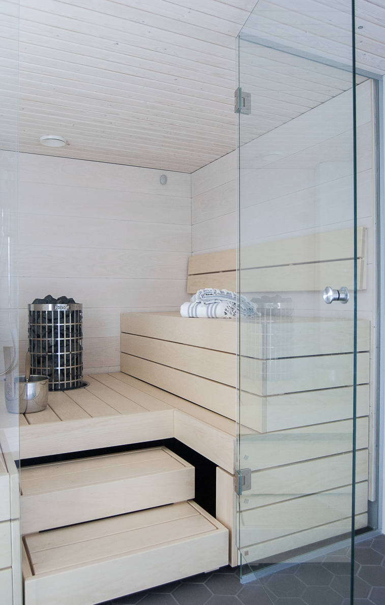 Heinässä heiluvassa: Valmis sauna!