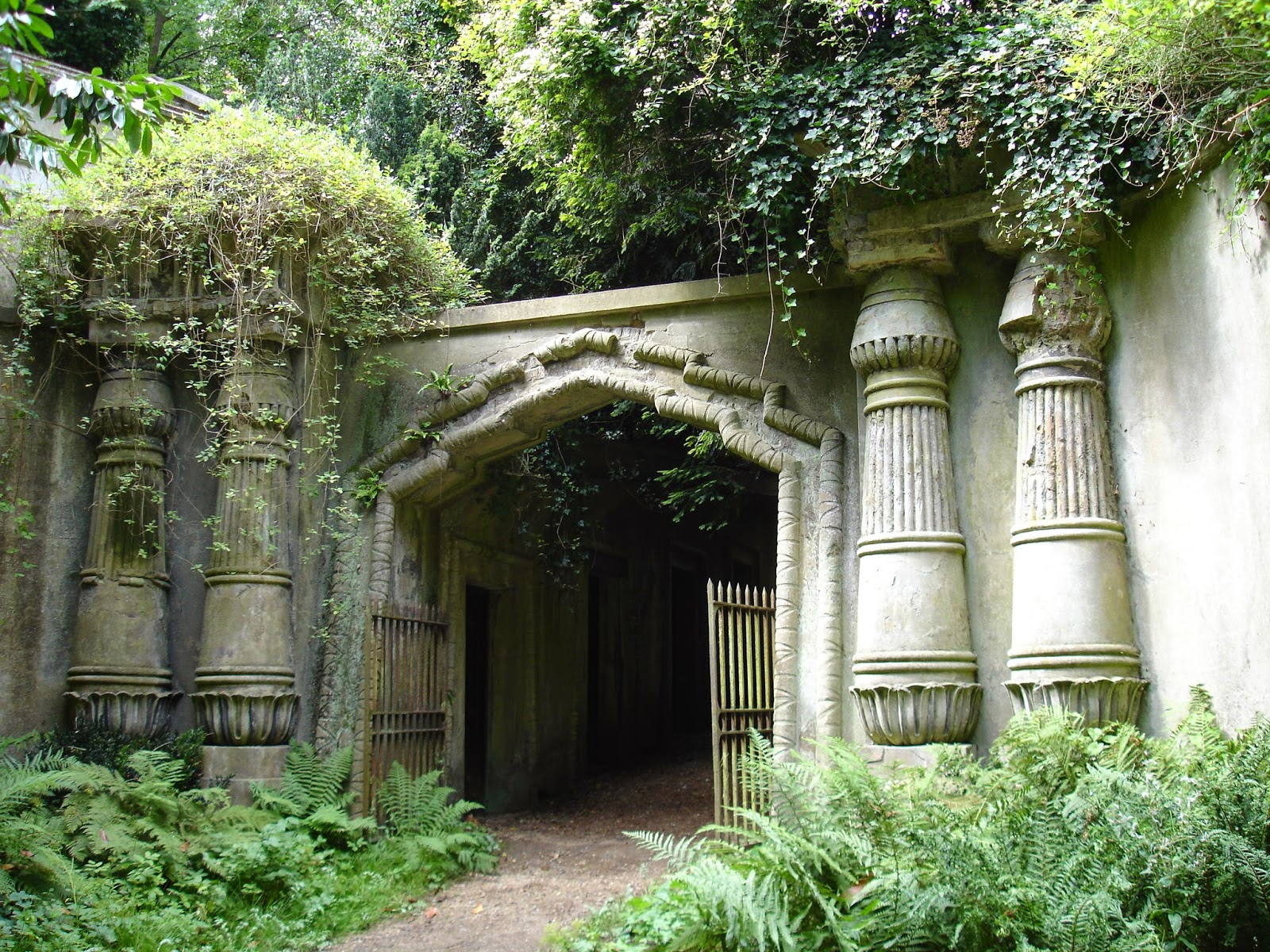 Apollonia Goth: Highgate Cemetery London