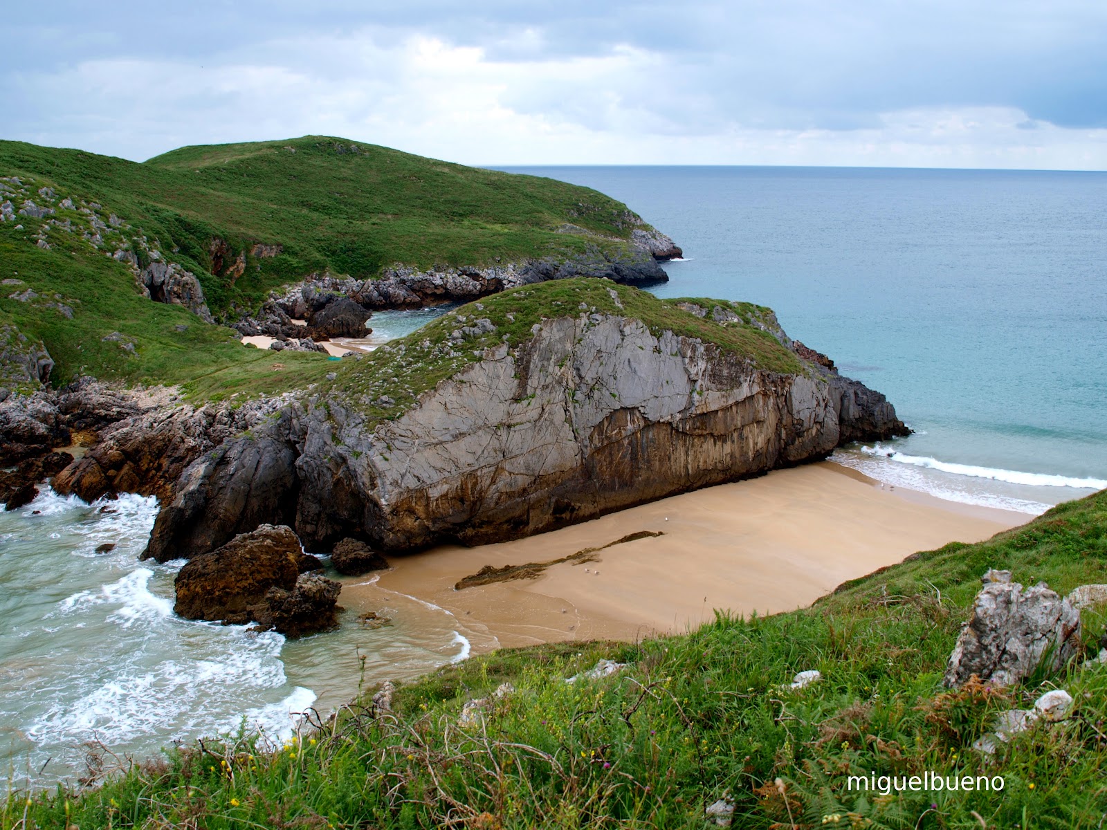 Piedra: Playas de Llanes cerca de Pacanda.