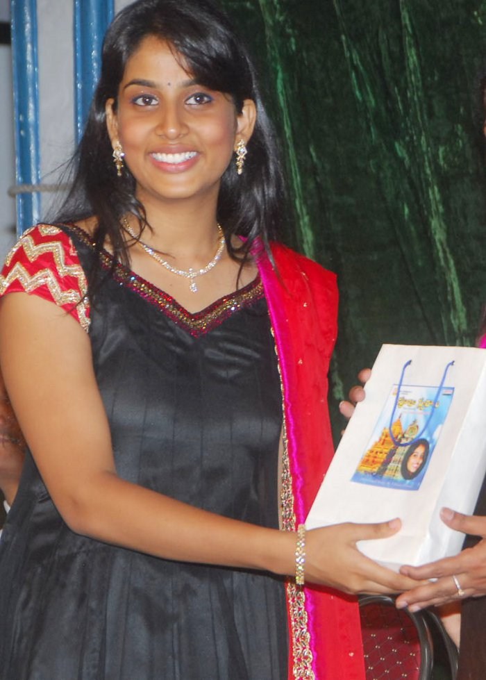 hotolinenews: Singer Pooja Prasad Stills