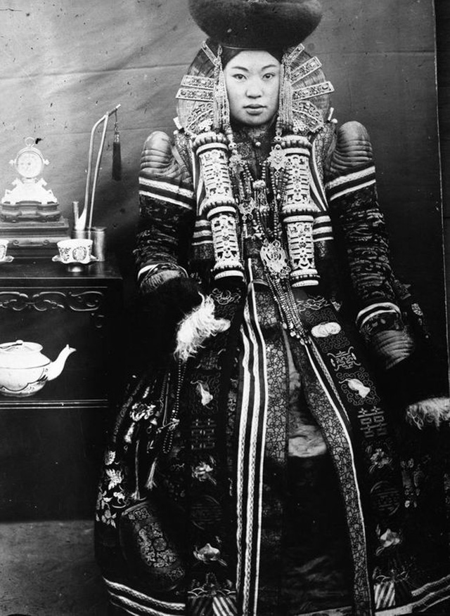 23 Amazing Vintage Portrait Photos of Khalkha Women in Their Mongolian ...