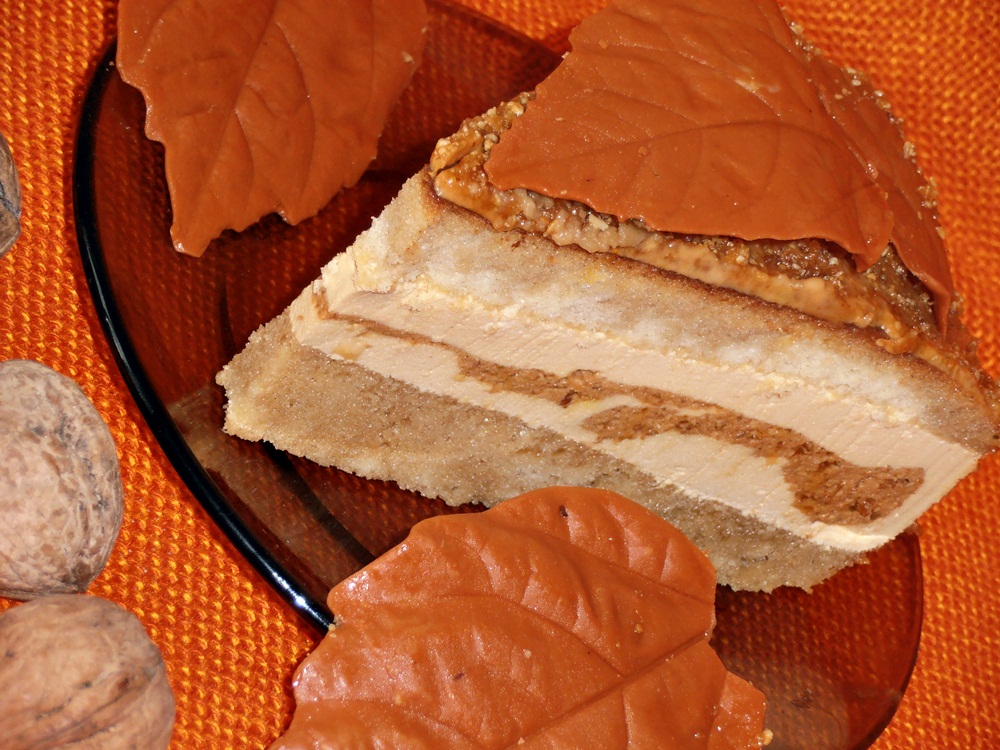 Tort cu crema caramel si pralina - CAIETUL CU RETETE