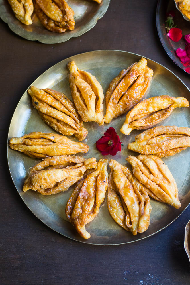 Mix and Stir: Elo Jhelo ( Bengali Fried Pastry Dipped in sugar syrup )