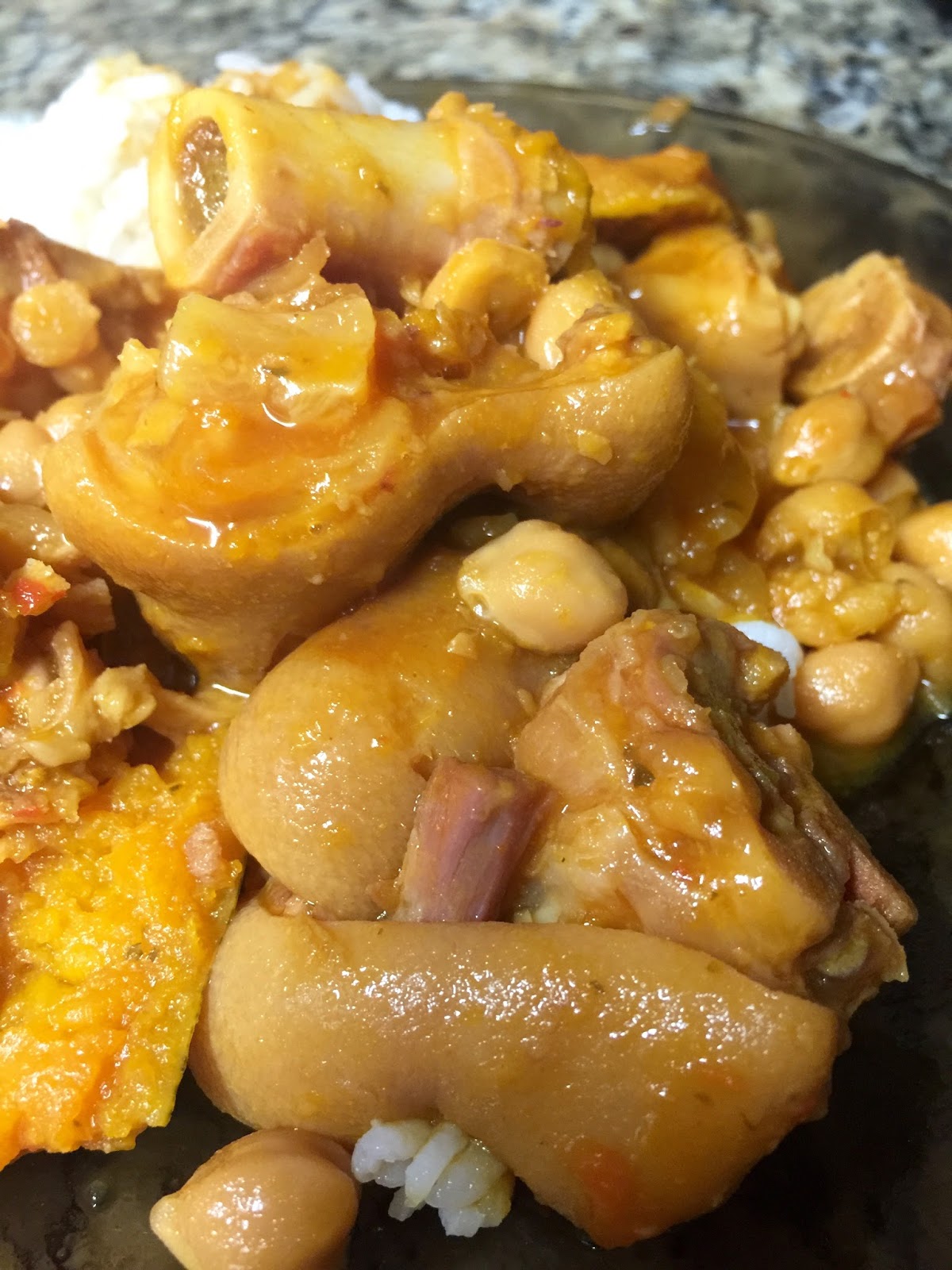 Recetas de Puerto Rico: Patitas de cerdo con garbanzos