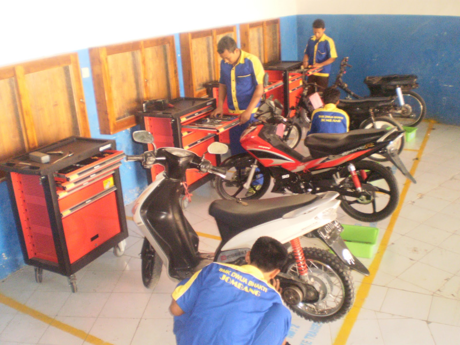 BENGKEL OTOMOTIF SMK DWIJA BHAKTI 2 JOMBANG: Oktober 2012