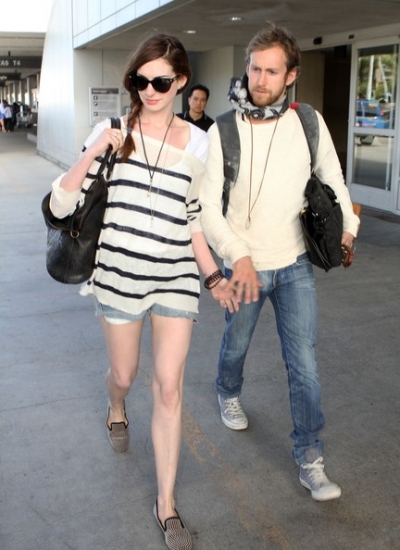 Hollywood Celebrities: Anne Hathaway With Her Boyfriend Adam Shulman In ...