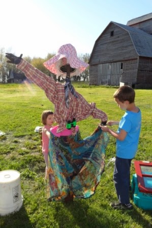 theArtisticFarmer: Dancing Scarecrow!