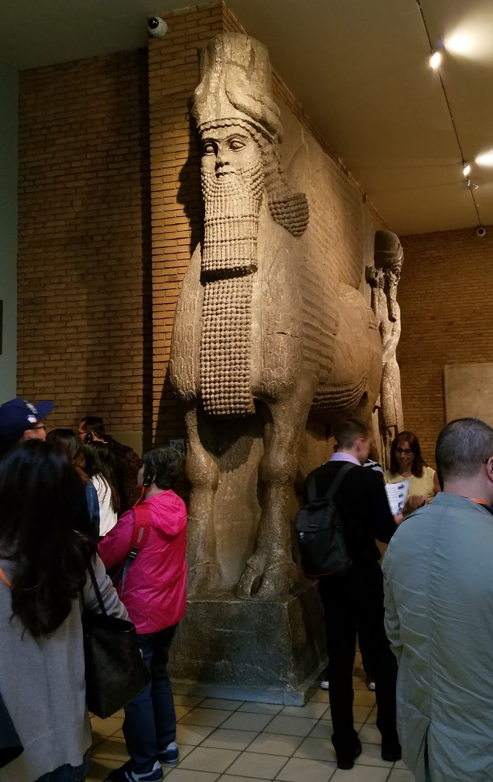 Heroes, Heroines, and History: Of Night Spectacles and Nineveh