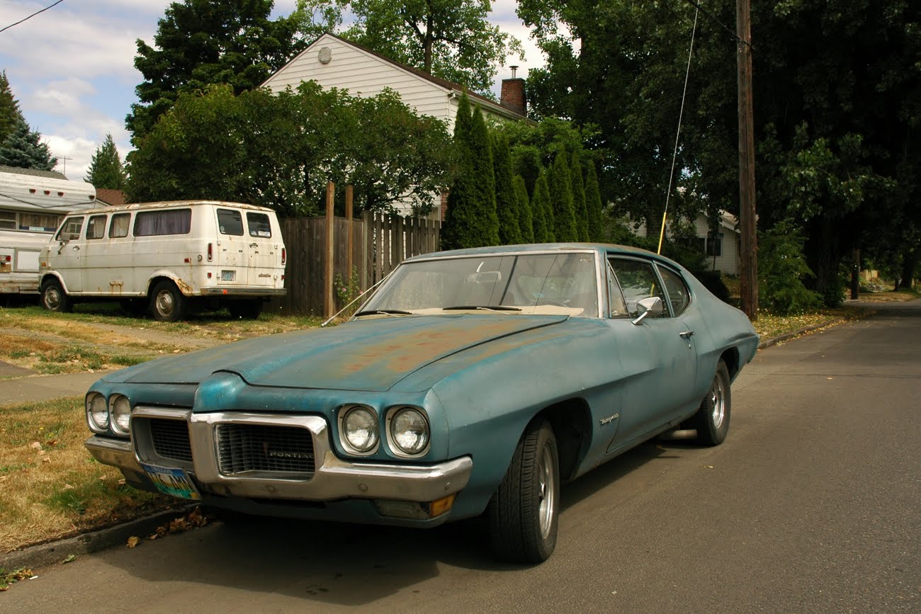 OLD PARKED CARS.: 1970 Pontiac Tempest.
