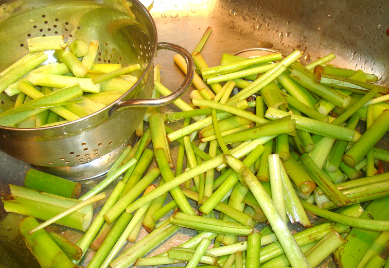 Taste of Nepal: Karkalo-Gaava-Pidhaalu - Taro (कर्कलो-गाभा-पिँडालु)