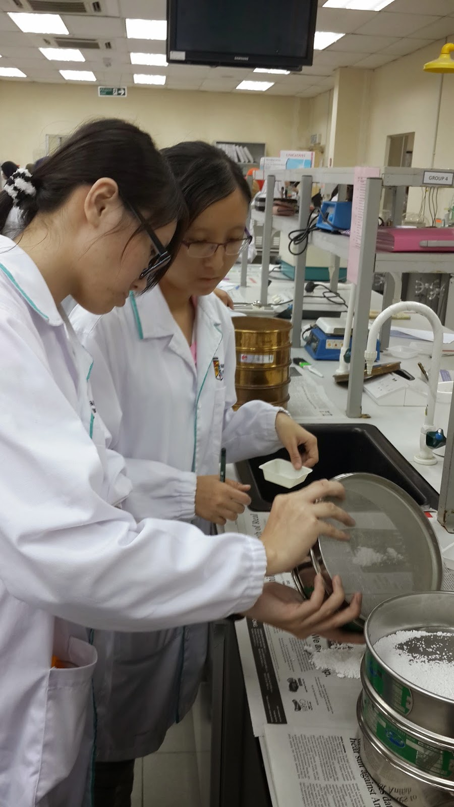 Pharmaceutical Technology Lab Report ( NFNF 2013): Practical 1B: Sieving