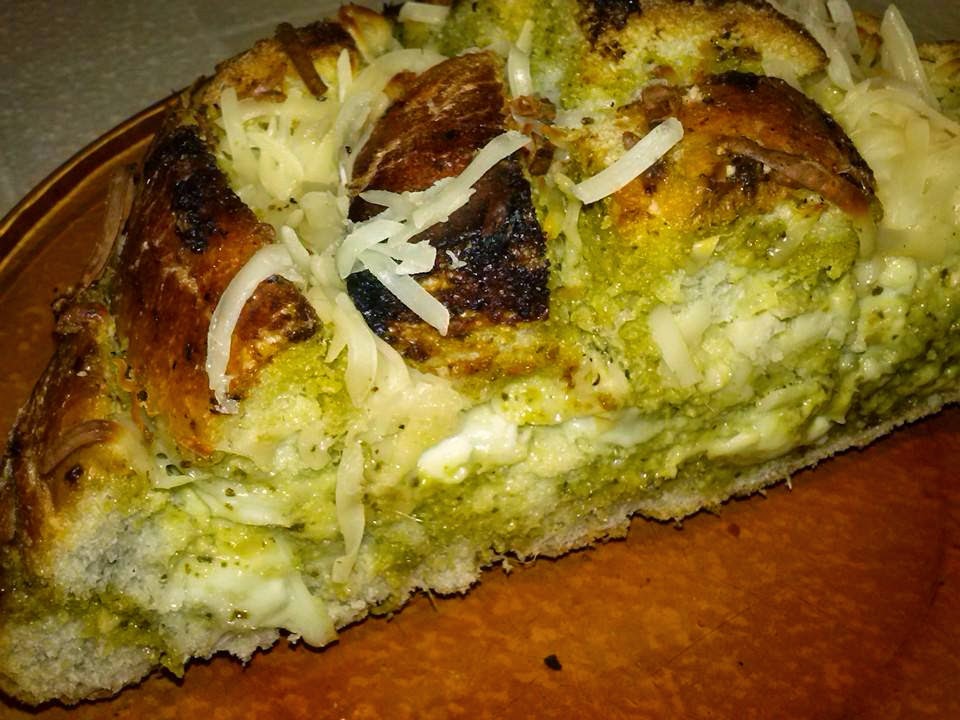 Pan con salsa pesto y queso mozzarella | Las recetas de la Vi