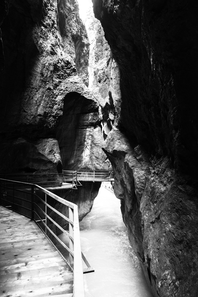 ŠVICA (5.) - Reka Aare in viseči most