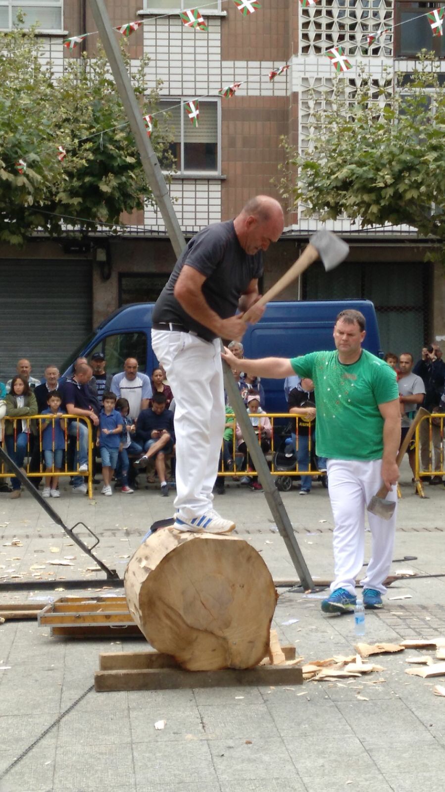 Cientos de personas despiden las fiestas de Retuerto y a su trucha jubilada