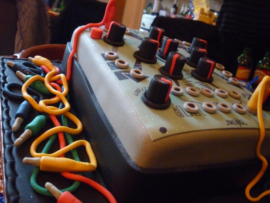 MATRIXSYNTH: Make Noise Maths Synth Cake