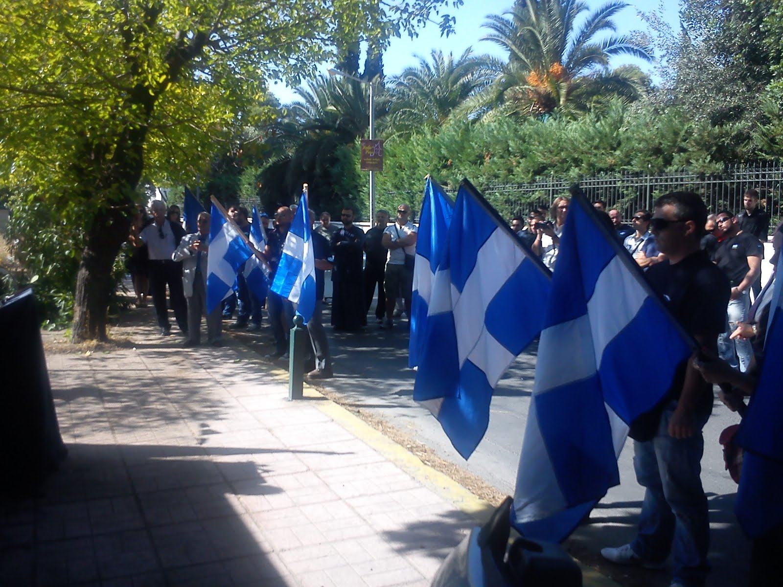 ΚΙ ΑΛΛΕΣ ΦΩΤΟΓΡΑΦΙΕΣ ΑΠΟ ΤΗΝ ΕΚΔΗΛΩΣΗ ΕΞΩ ΑΠΟ ΤΟ ΣΠΙΤΙ ΤΟΥ ΠΑΥΛΟΥ ΜΕΛΑ ...