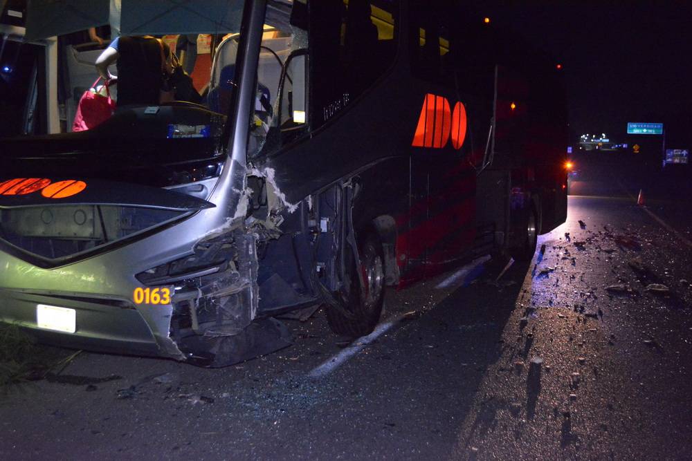Aparatoso choque entre autobús ADO y auto compacto