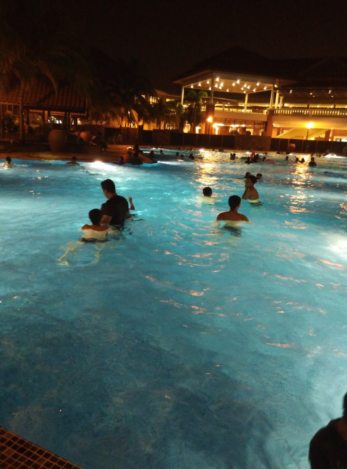 Moon punyer blog: Kolam mandi di Precint 11