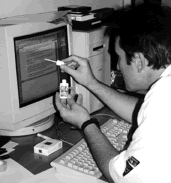 Pisando charcos: La mano que sostiene el típex