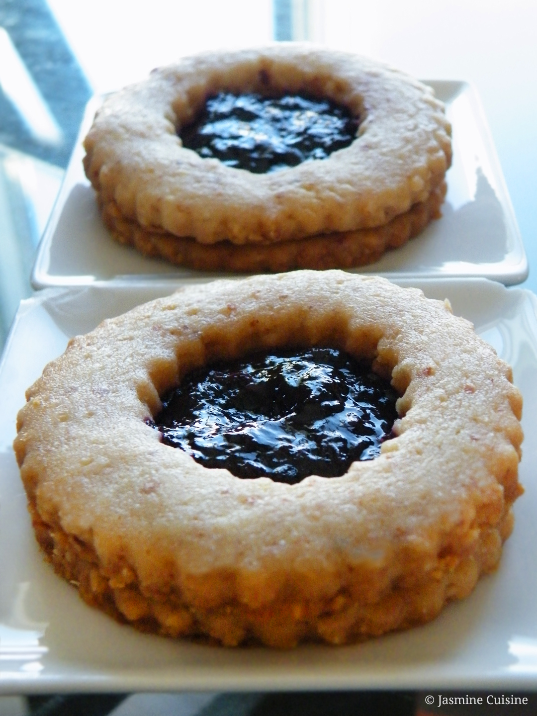 Biscuits sablés aux amandes grillées et à la confiture de bleuets ...