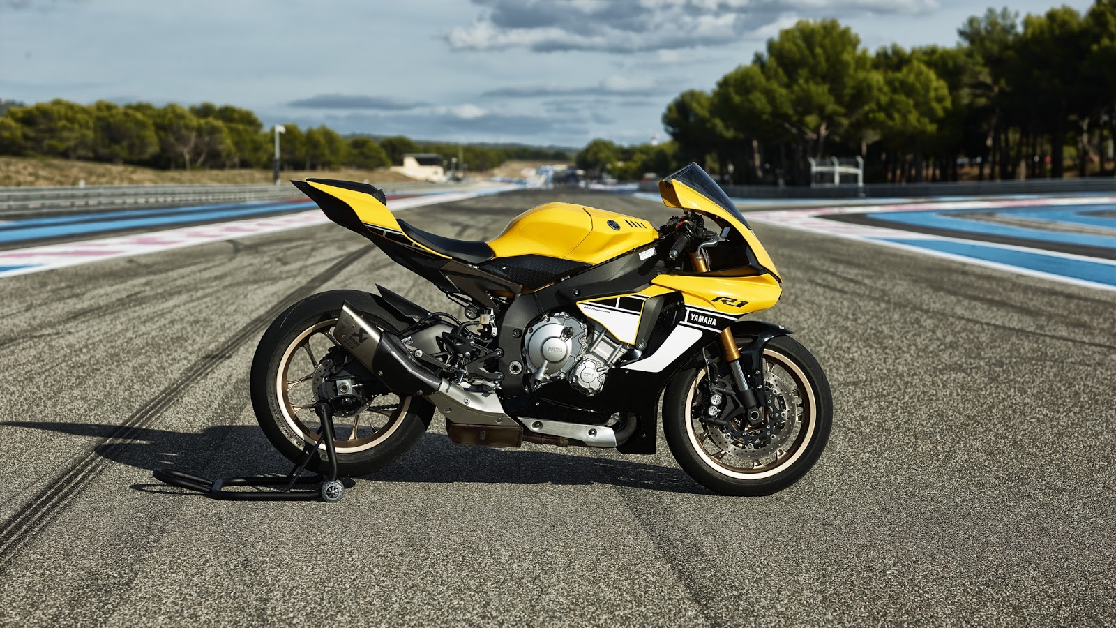 Racing Cafè: Yamaha YZF-R1 60th Anniversary 2016 Limited Edition