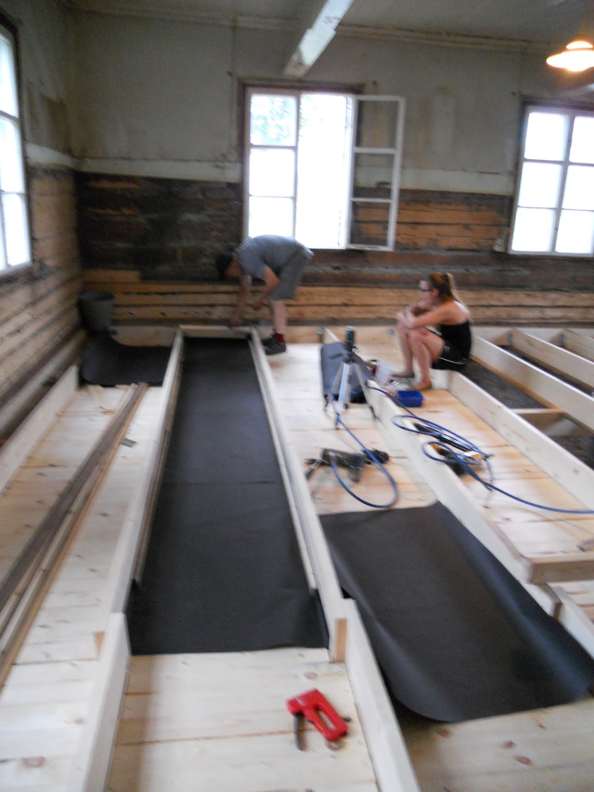 Tuparati ja umpipiha: Rossipohjan rakentamista.