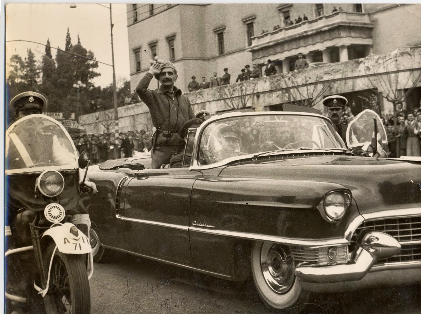 ΣΑΝ ΣΗΜΕΡΑ... Ο ΑΡΧΗΓΟΣ ΤΗΣ ΕΟΚΑ ΓΡΙΒΑΣ ΔΙΓΕΝΗΣ ΔΙΑΤΑΖΕΙ ΤΗΝ ΛΗΞΗ ΤΟΥ ...