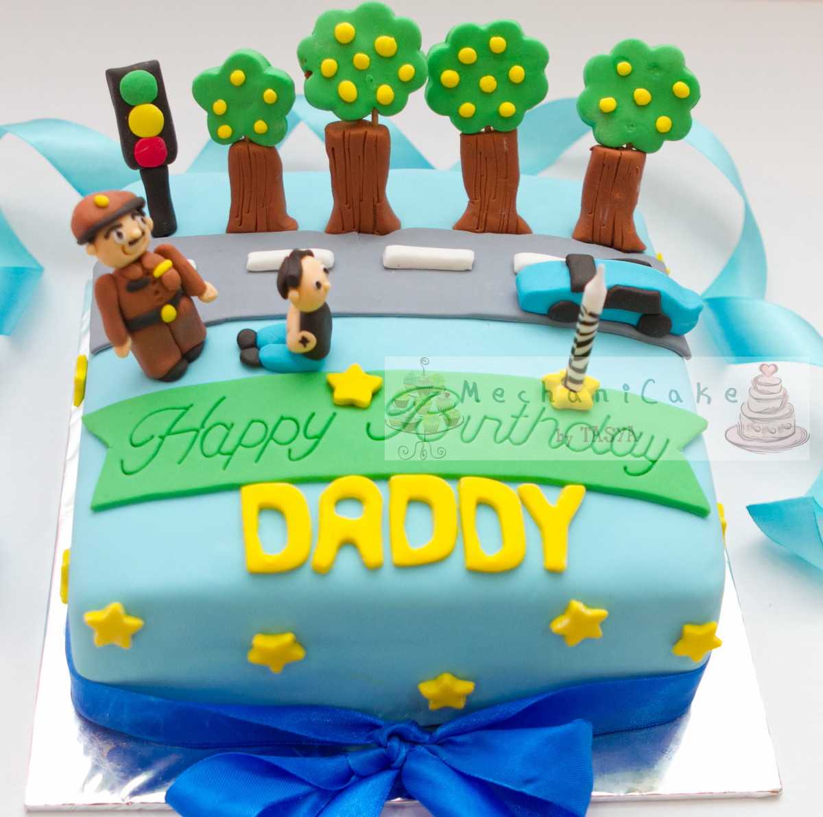 MechaniCake: Police & 'Bad Guy' cake from Mbak Nanis and 40 cupcakes ...