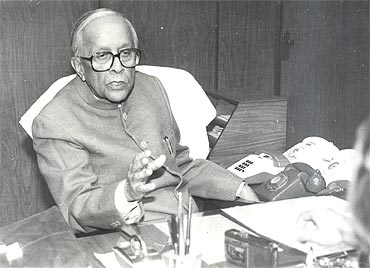 Jyoti Basu Biography - BIOGRAPHY OF GREAT PEOPLE