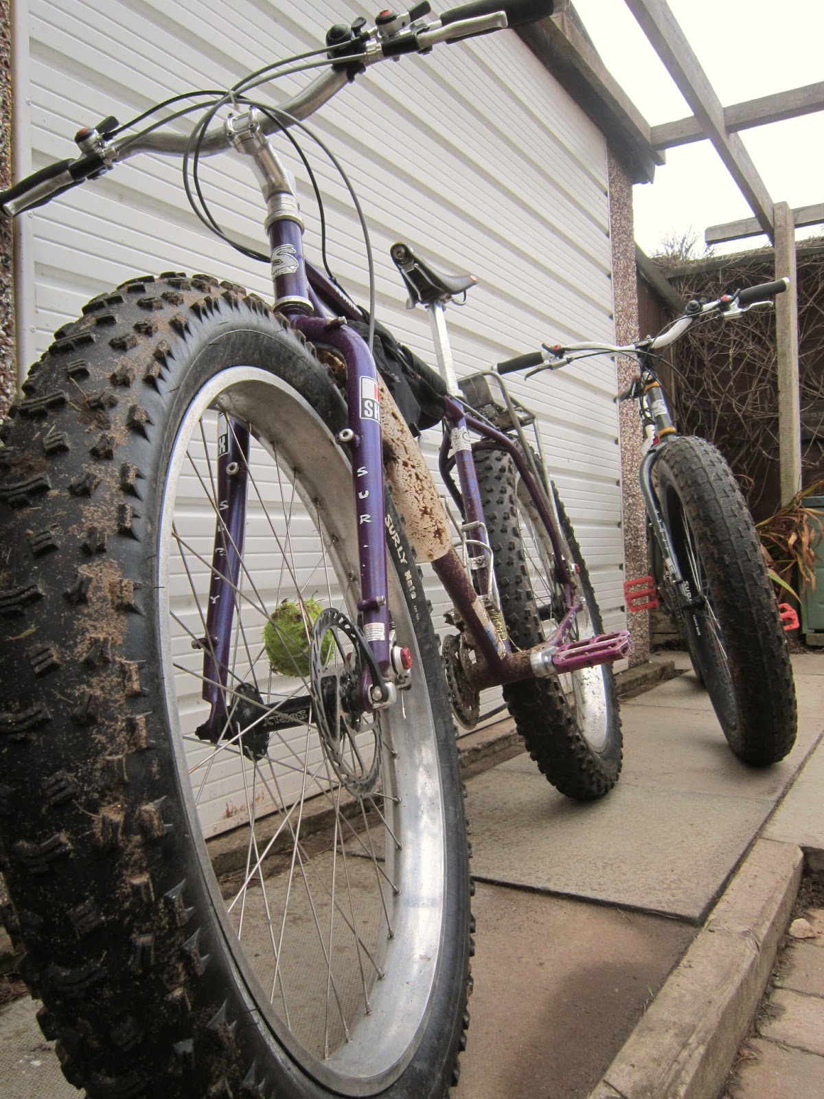 coastrider: Tyre experiment on the Surly Moonlander Pt1 of 2