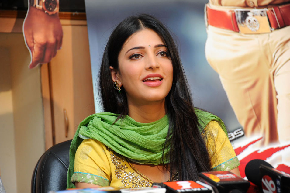 Shruthi Hasan Hq Stills At Gabbar Singh Sucess Meet ~ Crazy Filmz