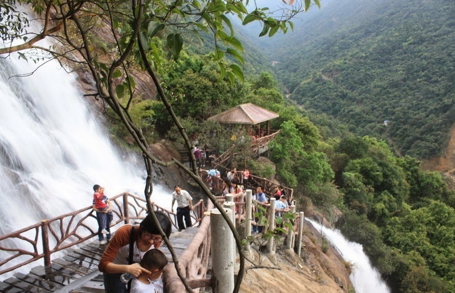 Guangdong Travel Guide: Grand Waterfall in Baishui Village