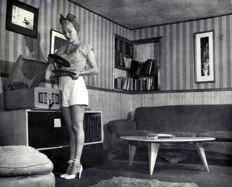 35 Cool Pics of People With Their Record Players in the 1950s | Vintage ...