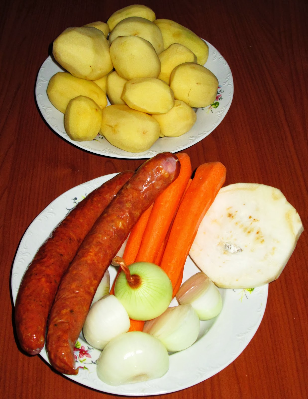 Aici, doar gustul conteaza.....: TOCANITA DE CARTOFI (CU CARNATI)