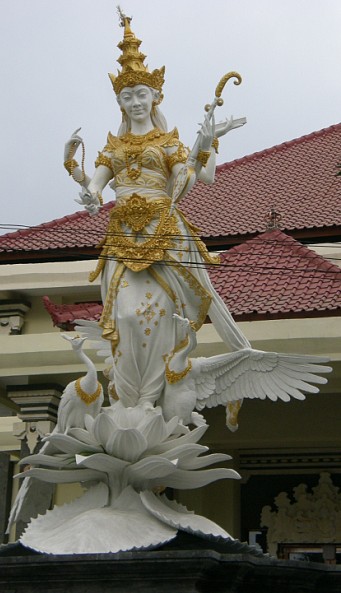 Patung Dewi Saraswati dibuat di Bali